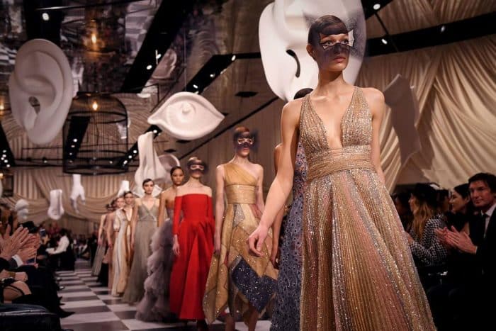 5 FAKTA TENTANG PEKERJAAN FASHION DESIGNER - Education Republic